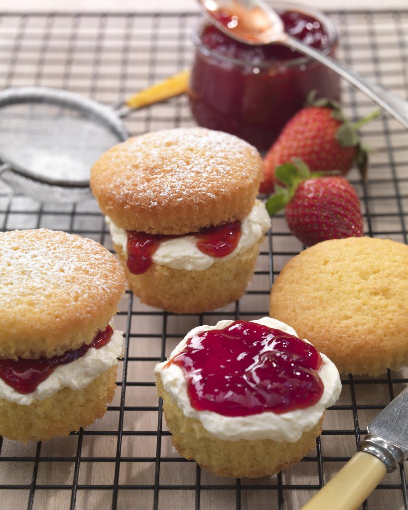 Mini Golden Victoria Sponges | ILoveCooking