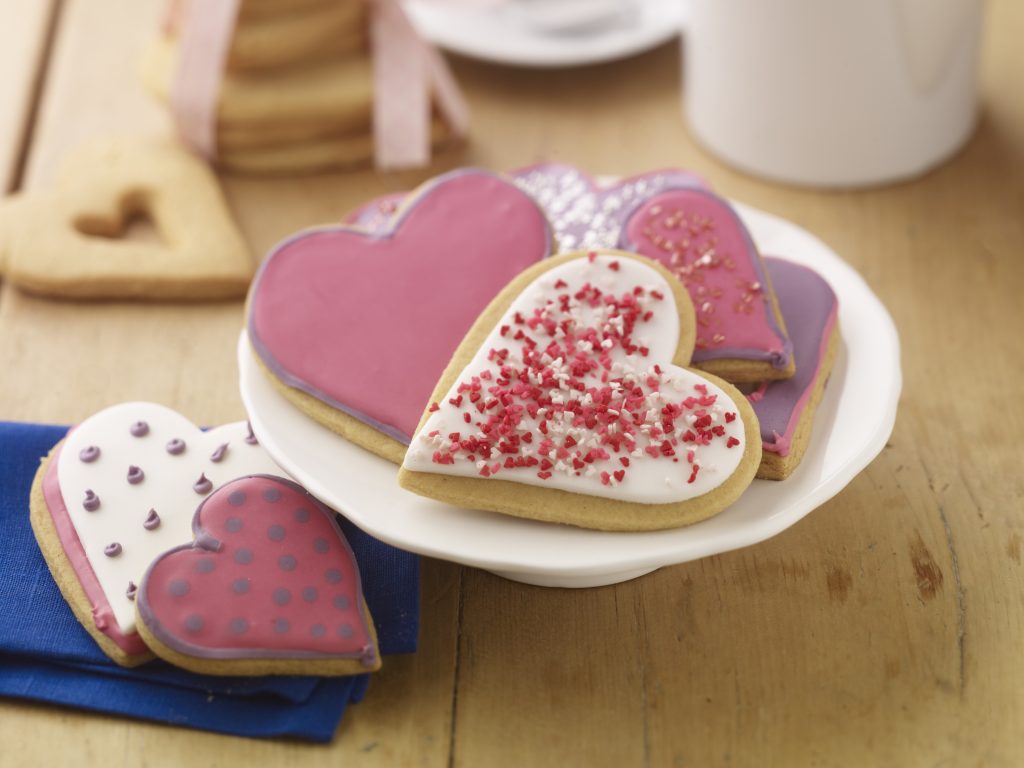 Love Heart Iced Cookies | ILoveCooking