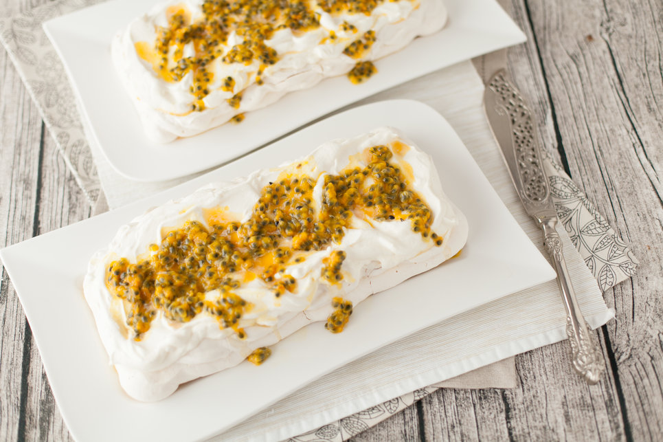 Perfect Pavlova with Passionfruit | ILoveCooking